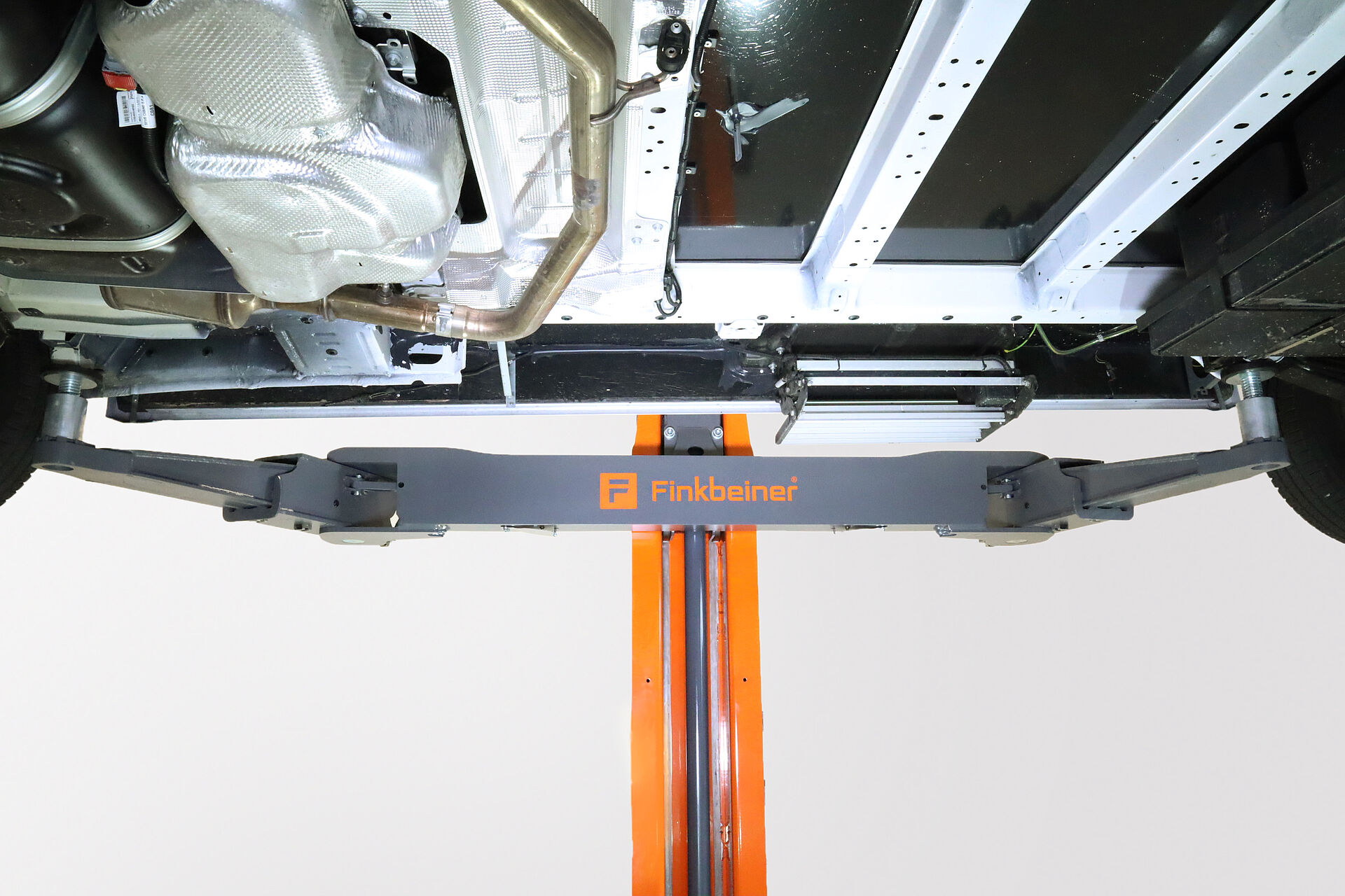 TPL7500 | Stationary 2-post lift for light commercial vehicles | Walter ...