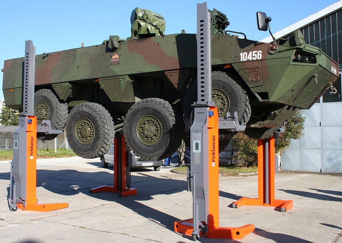 Mobile and stationary lifts for military and special vehicles | Walter ...